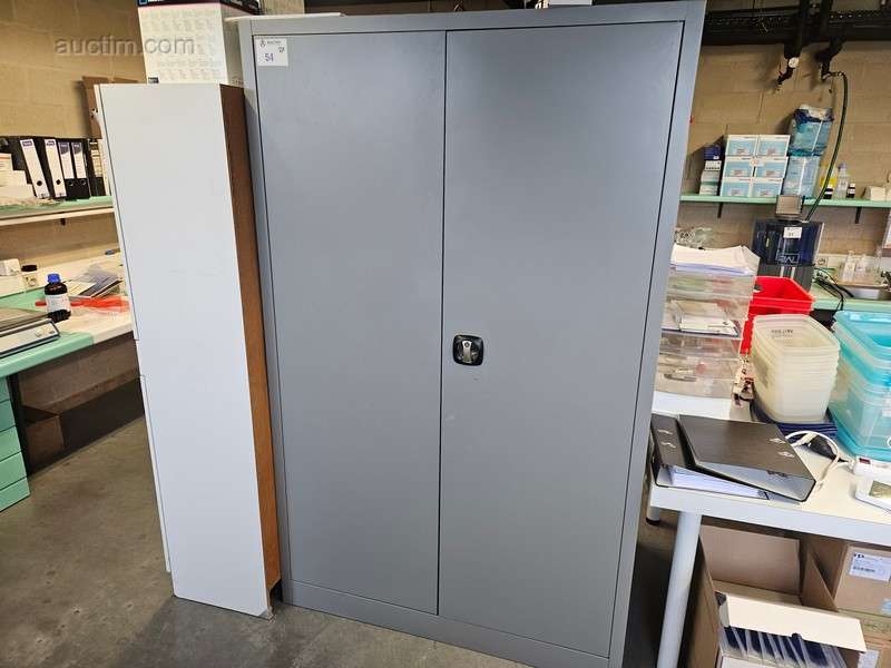 Metal filing cabinets (2x)